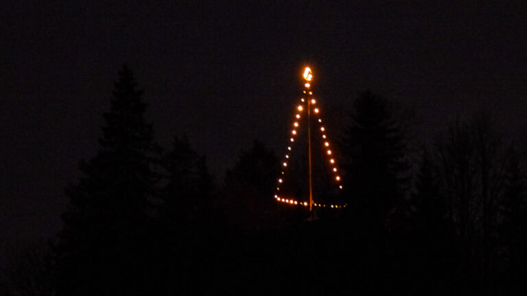 Der Hollerleiten-Christbaum brennt wieder - Mariazell Online